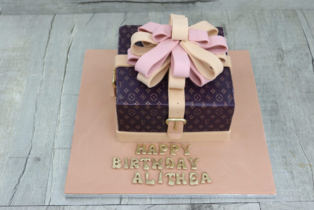 Cakes with Cream Cheese Frosting vs. Fondant: Which One should You Buy ...